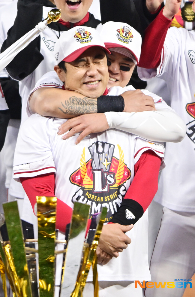 MVP 김강민, 추신수 포옹에 행복한 미소[포토엔HD] - 손에 잡히는 뉴스 눈에 보이는 뉴스 - 뉴스엔