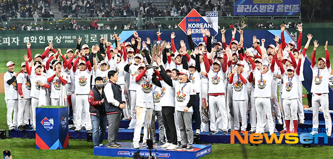 SSG랜더스, KS 6차전서 키움 꺾고 ‘통합우승’ [포토엔HD] - 손에 잡히는 뉴스 눈에 보이는 뉴스 - 뉴스엔