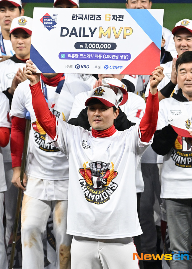 6차전 ‘데일리 MVP’ 김성현 “KS MVP 노리며 시리즈 준비했는데..” - 손에 잡히는 뉴스 눈에 보이는 뉴스 - 뉴스엔