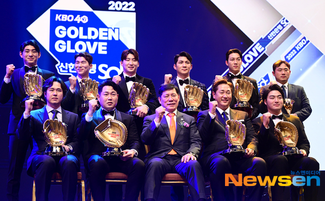 ‘2022 KBO리그 골든글러브 영광의 수상자들’[포토엔HD] - 손에 잡히는 뉴스 눈에 보이는 뉴스 - 뉴스엔