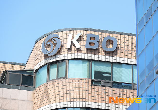 KBO, 개막 하루 앞두고 또 악재..검찰 KBOP 압수수색 ‘배임수재 혐의’ - 손에 잡히는 뉴스 눈에 보이는 뉴스 - 뉴스엔