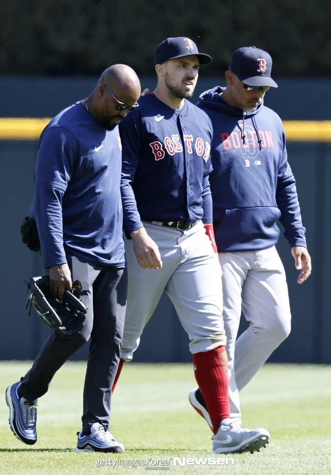 ‘타율 0.455’ 반전활약 펼치던 BOS 듀발, 손목 골절로 이탈 - 손에 잡히는 뉴스 눈에 보이는 뉴스 - 뉴스엔