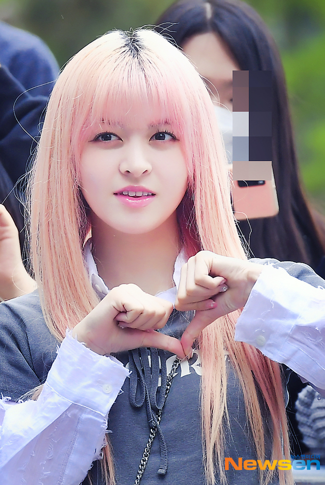 NMIXX 릴리, 표정부터 러블리~[포토엔HD] - 손에 잡히는 뉴스 눈에 보이는 뉴스 - 뉴스엔