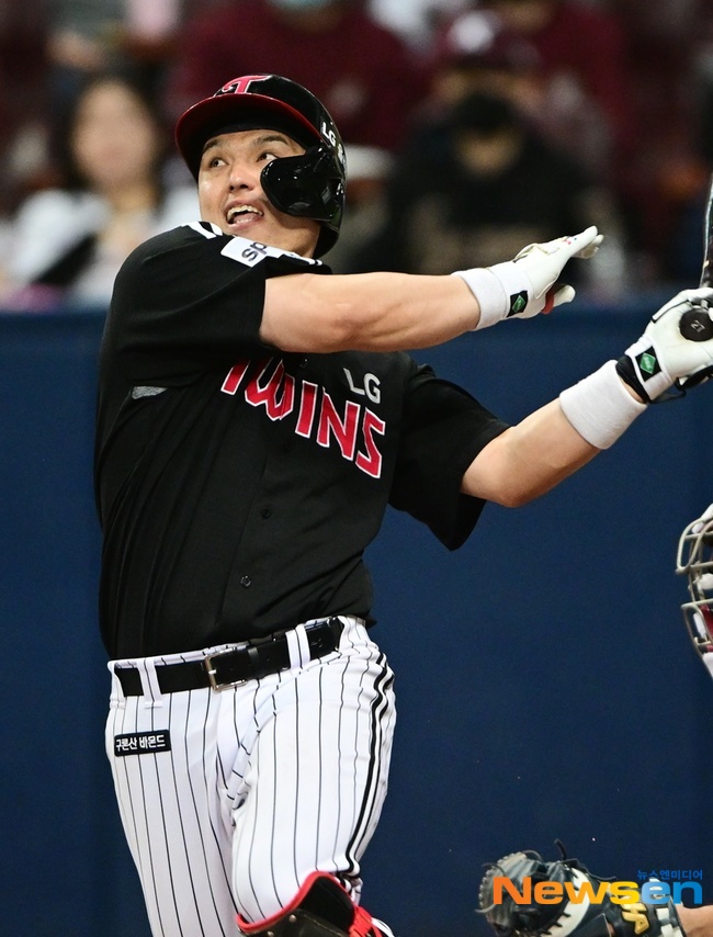 ‘박동원 2홈런’ LG, SSG 꺾고 하루만에 다시 단독 1위 - 손에 잡히는 뉴스 눈에 보이는 뉴스 - 뉴스엔