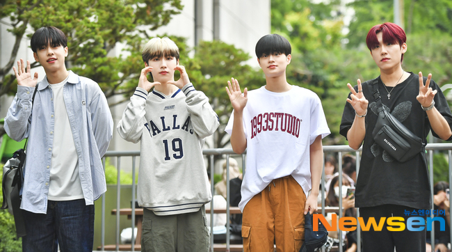 출근길 AB6IX, 7개월만 신보 [포토엔HD] - 손에 잡히는 뉴스 눈에 보이는 뉴스 - 뉴스엔