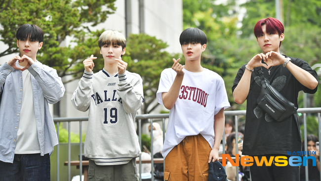 AB6IX, 패셔너블한 출근길 포즈 [포토엔HD] - 손에 잡히는 뉴스 눈에 보이는 뉴스 - 뉴스엔