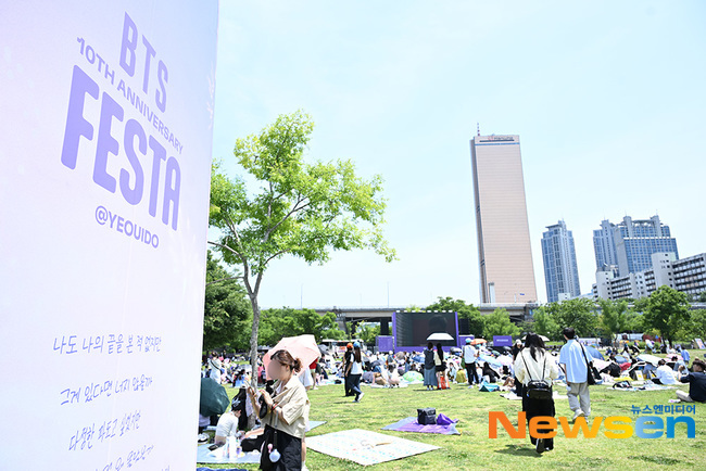 방탄소년단(BTS) 10주년 페스타 찾은 팬들 [포토엔HD] - 손에 잡히는 뉴스 눈에 보이는 뉴스 - 뉴스엔
