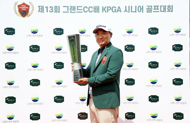 모중경, 챔피언스투어 대회 2연승..제13회 그랜드CC배 KPGA 시니어 골프대회 우승 - 손에 잡히는 뉴스 눈에 보이는 뉴스 - 뉴스엔