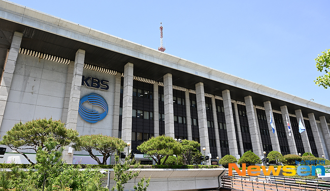 방통위 “TV수신료 안 내도 불이익 NO”‥KBS “위법 유도” 반박 - 손에 잡히는 뉴스 눈에 보이는 뉴스 - 뉴스엔