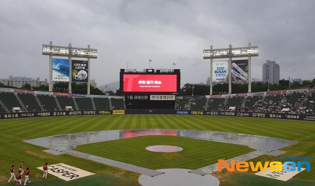 갑자기 쏟아진 장대비..잠실 LG-SSG전 우천 취소 - 손에 잡히는 뉴스 눈에 보이는 뉴스 - 뉴스엔