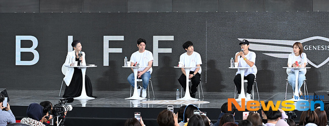 BIFF 야외무대에서 펼쳐진 ‘화란’ 오픈토크 [포토엔HD] - 손에 잡히는 뉴스 눈에 보이는 뉴스 - 뉴스엔