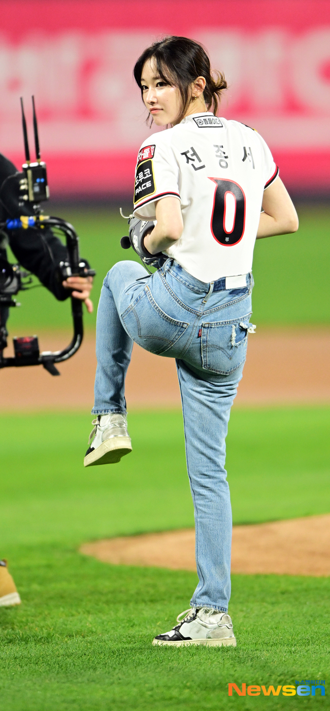 PO1차전 시구 전종서, 완벽 와인드업[포토엔HD] - 손에 잡히는 뉴스 눈에 보이는 뉴스 - 뉴스엔