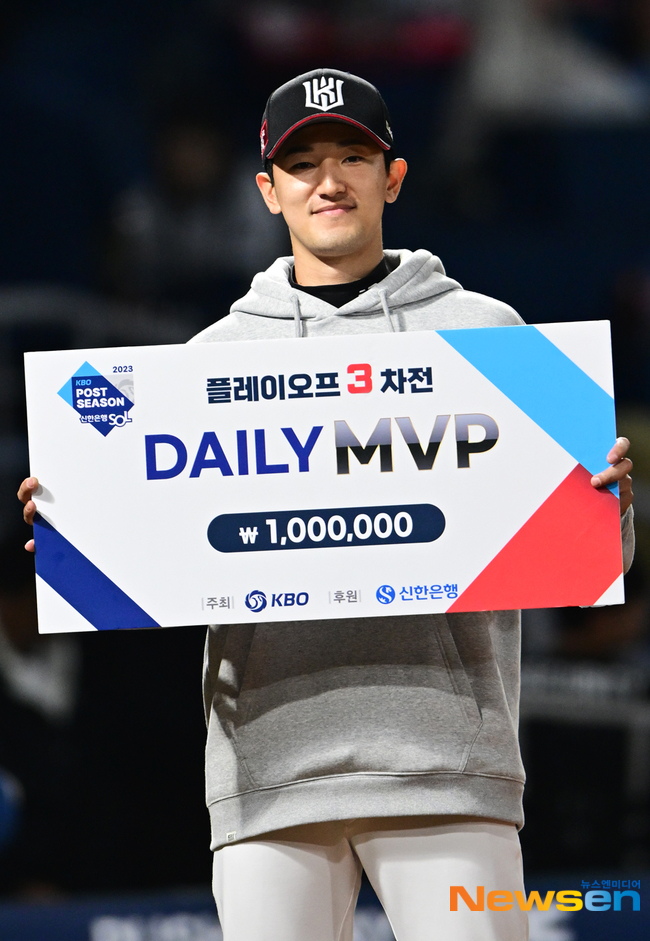 고영표, PO3차전 데일리 MVP[포토엔HD] - 손에 잡히는 뉴스 눈에 보이는 뉴스 - 뉴스엔