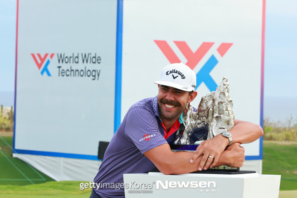마지막 홀서 이글 퍼트 성공시킨 에릭 반 루이옌, PGA투어 WWT챔피언십 우승..통산 2승 - 손에 잡히는 뉴스 눈에 보이는 뉴스 - 뉴스엔