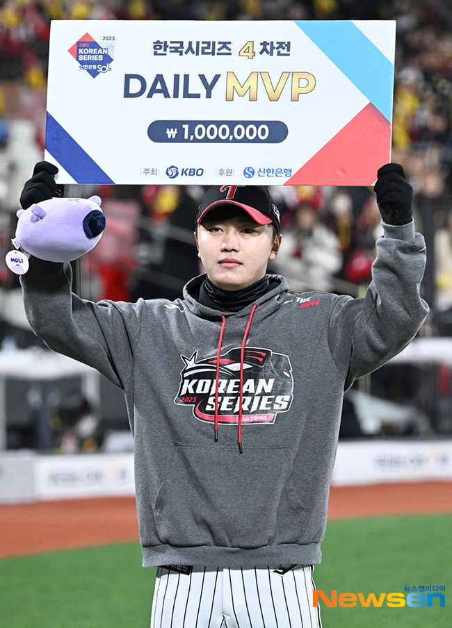 김윤식, 4차전 데일리 MVP 영광 [포토엔HD] - 손에 잡히는 뉴스 눈에 보이는 뉴스 - 뉴스엔