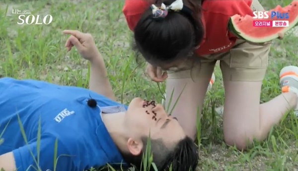 “너무 더러워” 영수, 현숙이 뱉은 수박씨 얼굴로 받아 ‘부정행위’ (나는 솔로) - 손에 잡히는 뉴스 눈에 보이는 뉴스 - 뉴스엔