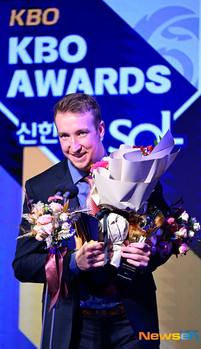 페디, KBO리그 투수 3관왕 수상[포토엔HD] - 손에 잡히는 뉴스 눈에 보이는 뉴스 - 뉴스엔