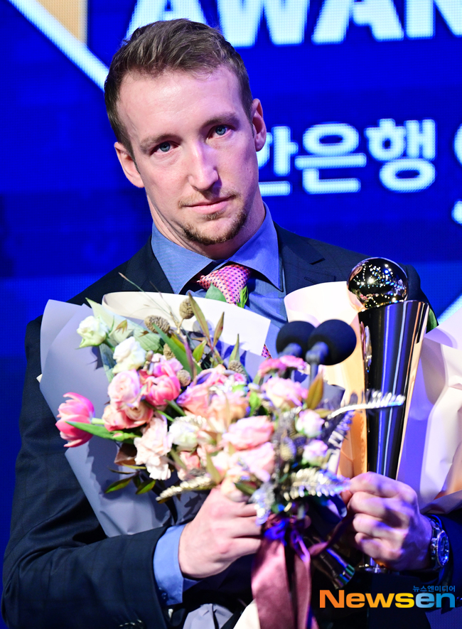 ‘최고의 별’ MVP 페디 “KBO 안왔다면 없었을 영광..믿기지 않을만큼 행복하다” - 손에 잡히는 뉴스 눈에 보이는 뉴스 - 뉴스엔