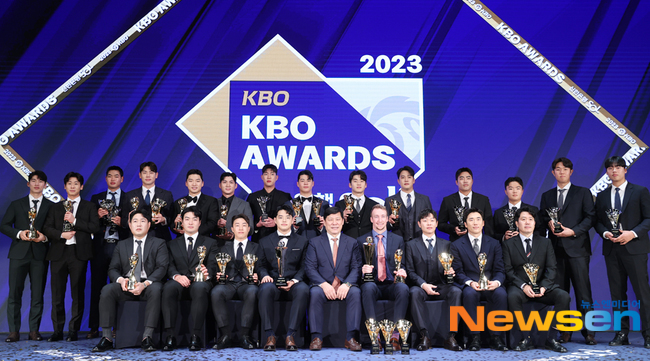 ‘2023 KBO리그 영광의 수상자들’[포토엔HD] - 손에 잡히는 뉴스 눈에 보이는 뉴스 - 뉴스엔