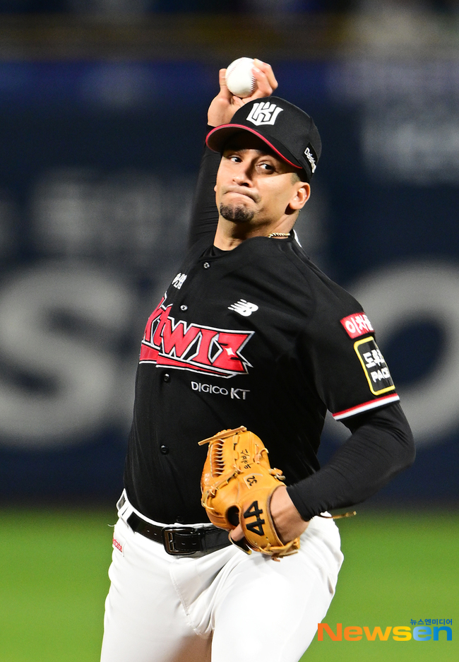 ‘MVP’ 로하스, 4년만에 KT 복귀..쿠에바스도 계약 완료 - 손에 잡히는 뉴스 눈에 보이는 뉴스 - 뉴스엔