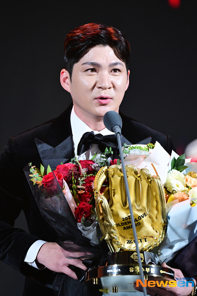 ‘우승+KS MVP 이어 GG까지’ 오지환, 2년 연속 수상..박찬호 아쉬운 2위 - 손에 잡히는 뉴스 눈에 보이는 뉴스 - 뉴스엔