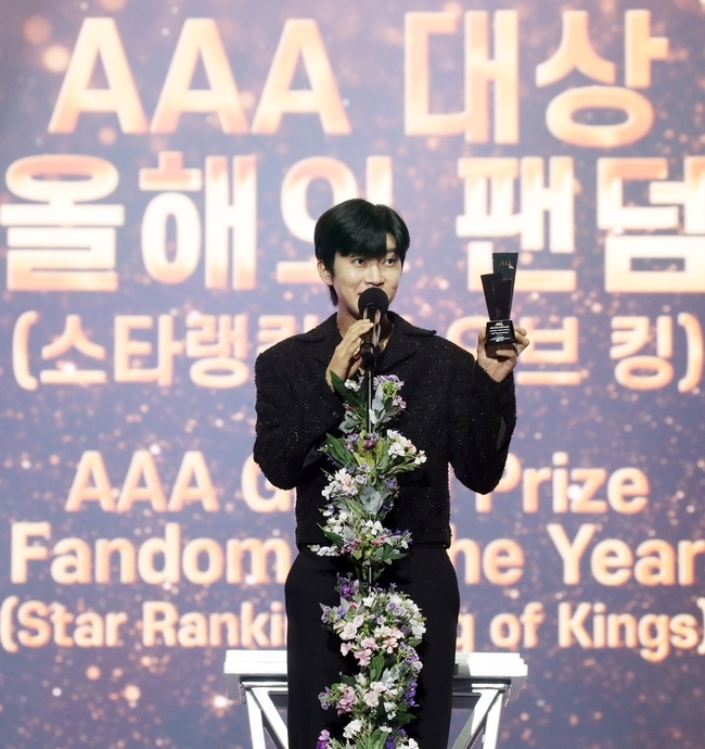 뉴진스 ‘2023 AAA’ 대상 2관왕, 이준호·세븐틴·스키즈·임영웅도 대상 영예[종합] - 손에 잡히는 뉴스 눈에 보이는 뉴스 - 뉴스엔