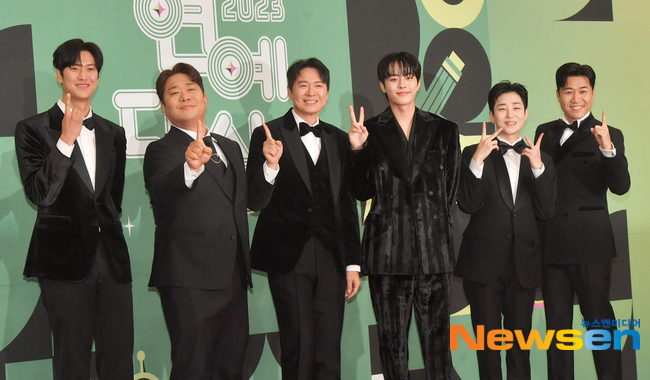 대박 없는 KBS, 16년 터줏대감 ‘1박2일’ 택했다[2023 KBS 연예대상①] - 손에 잡히는 뉴스 눈에 보이는 뉴스 - 뉴스엔