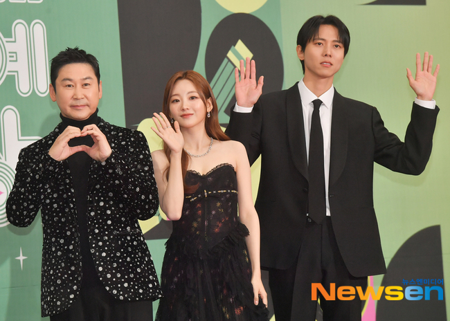 대박 없는 KBS, 16년 터줏대감 ‘1박2일’ 택했다[2023 KBS 연예대상①] - 손에 잡히는 뉴스 눈에 보이는 뉴스 - 뉴스엔