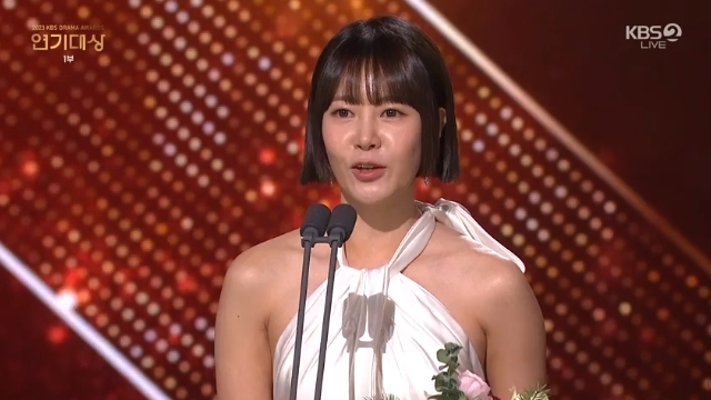 최윤영 女우수상에 감격 “배우일로 고민 많았던 해, 더 뜻깊어”[KBS 연기대상] - 손에 잡히는 뉴스 눈에 보이는 뉴스 - 뉴스엔
