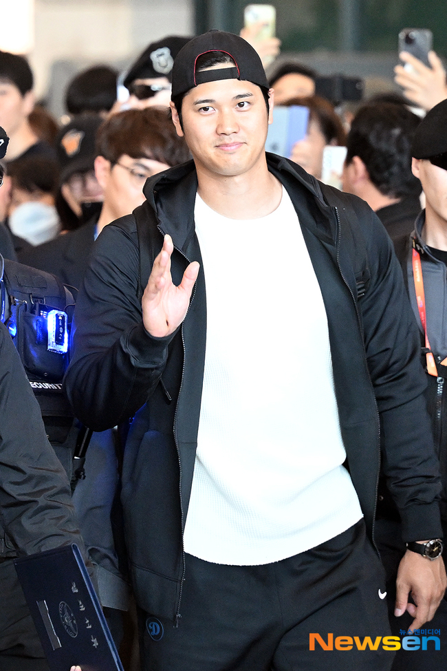 오타니 쇼헤이 ‘아내와 함께 내한한 슈퍼스타’[포토엔HD] - 손에 잡히는 뉴스 눈에 보이는 뉴스 - 뉴스엔