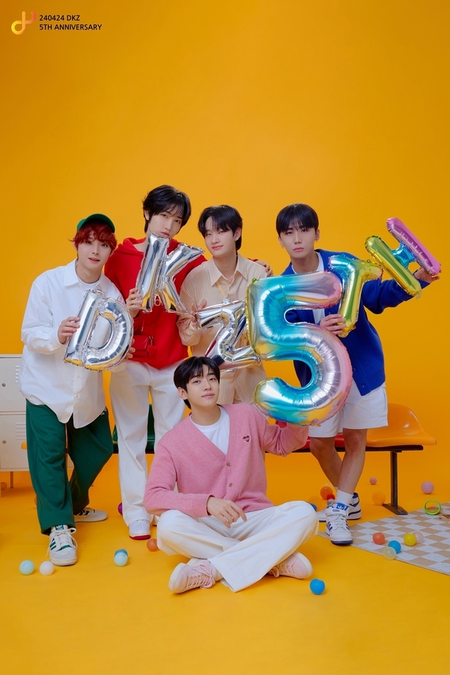‘데뷔 5주년’ DKZ “ 성장하는 DKZ의 모습 많이 보여드릴 것” - 손에 잡히는 뉴스 눈에 보이는 뉴스 - 뉴스엔
