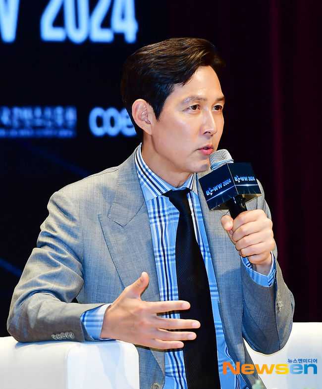 이정재 “해외서 K-콘텐츠 위상 엄청나, 호텔 직원들도 다 알아봐”(BCWW 2024) - 손에 잡히는 뉴스 눈에 보이는 뉴스 - 뉴스엔