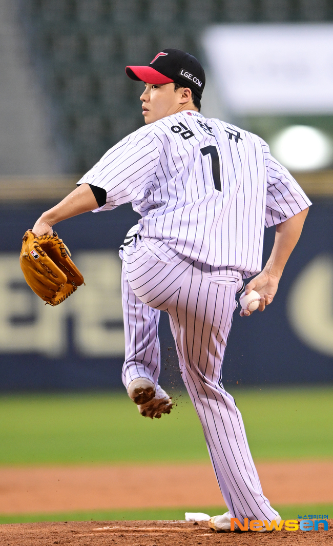 ‘임찬규 완벽투+문보경 홈런 포함 멀티히트’ LG, SSG에 5-0 완승 - 손에 잡히는 뉴스 눈에 보이는 뉴스 - 뉴스엔