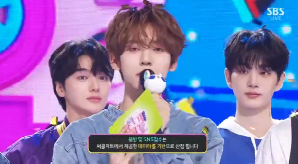 제로베이스원 ‘인기가요’ MC 한유진+1위 트로피 ‘겹경사’ - 손에 잡히는 뉴스 눈에 보이는 뉴스 - 뉴스엔