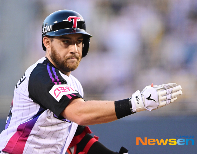 8월 홈런-타점 1위..‘LG 타자의 살아있는 역사’ 오스틴, KBO리그 8월 월간 MVP 선정 - 손에 잡히는 뉴스 눈에 보이는 뉴스 - 뉴스엔