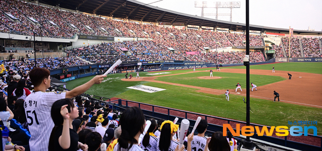 ‘200번의 가득 찬 야구장’ 2024 KBO리그, 천만 관중 이어 매진 200경기 달성 - 손에 잡히는 뉴스 눈에 보이는 뉴스 - 뉴스엔