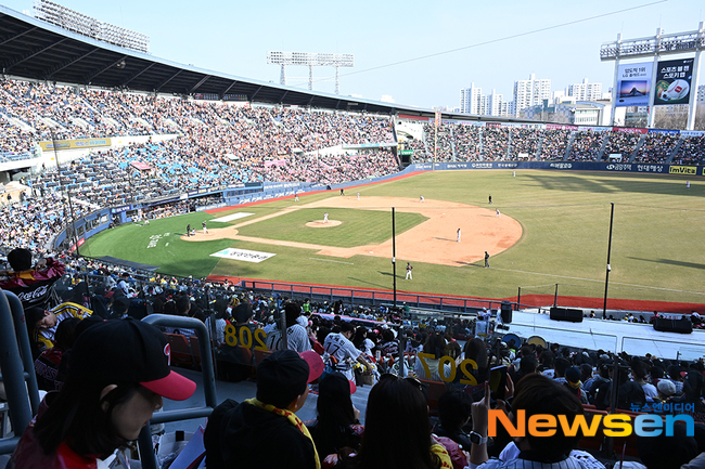 ‘139만7499명’ LG 트윈스, KBO 역대 한 시즌 구단 최다관중 신기록 달성 - 손에 잡히는 뉴스 눈에 보이는 뉴스 - 뉴스엔