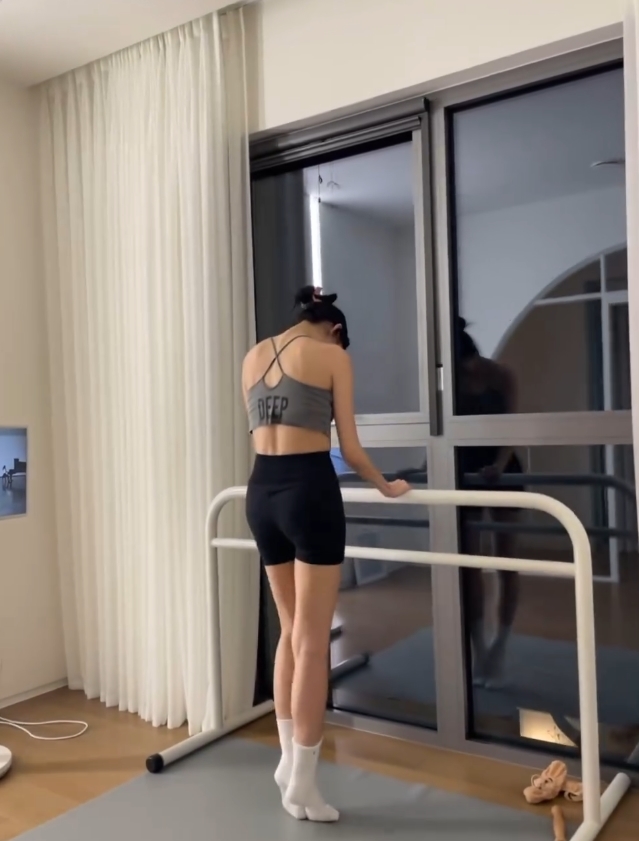 ‘47kg’ 윤혜진 “먹어도 안 쪄? 답답한 소리” 발레로 다진 등근육 - 손에 잡히는 뉴스 눈에 보이는 뉴스 - 뉴스엔