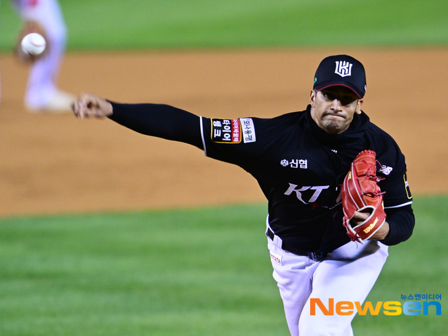 ‘쿠에바스 완벽투+1회 4득점’ KT, WC 1차전 4-0 완승..사상 첫 ‘WC 업셋’ 달성하나 - 뉴스인코리아