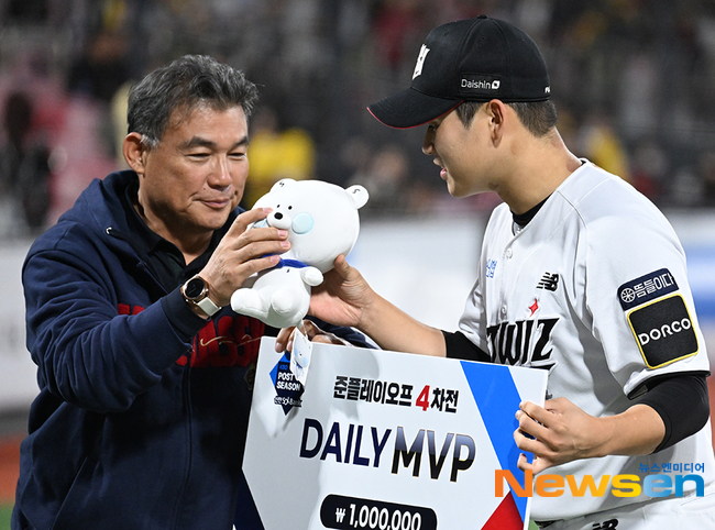 준PO 4차전 MVP 받는 박영현 [포토엔HD] - 손에 잡히는 뉴스 눈에 보이는 뉴스 - 뉴스엔