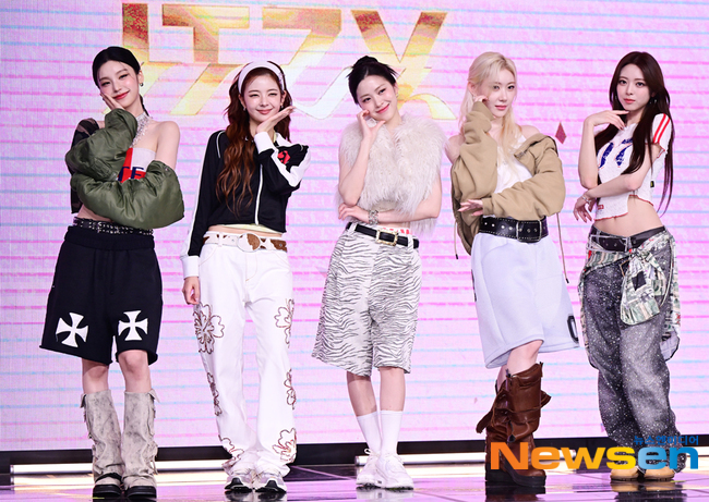 “이 악물고 준비” 여전히 다른 ITZY, 리아 합류 완전체 컴백 [종합] - 손에 잡히는 뉴스 눈에 보이는 뉴스 - 뉴스엔