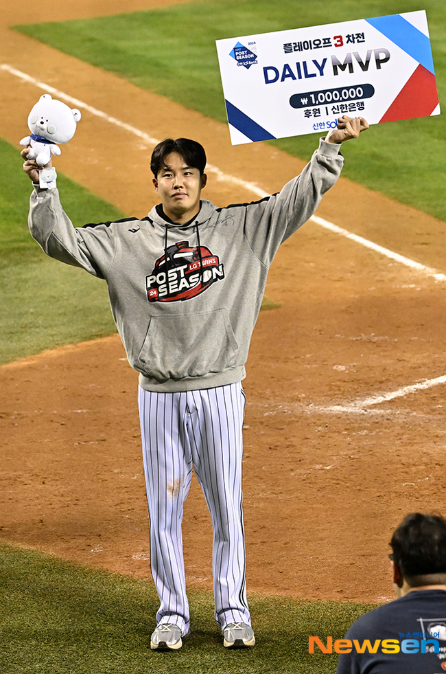 임찬규, 자체발광 ‘PO 3차전 데일리MVP’ [포토엔HD] - 손에 잡히는 뉴스 눈에 보이는 뉴스 - 뉴스엔