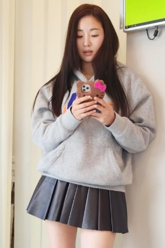 김사랑, 초미니스커트 입은 173cm·49kg‥대학생 패션 소화하는 46세 - 손에 잡히는 뉴스 눈에 보이는 뉴스 - 뉴스엔