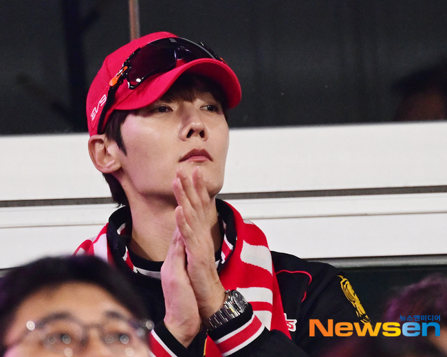 최진혁, KS5차전 직관 KIA V12를 기원하며[포토엔HD] - 손에 잡히는 뉴스 눈에 보이는 뉴스 - 뉴스엔