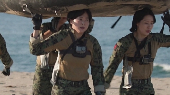 해상 침투 탈환 작전중 IBS 아래 깔린 대원, 돌발상황(강철부대W) - 손에 잡히는 뉴스 눈에 보이는 뉴스 - 뉴스엔