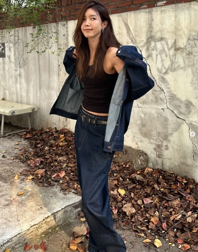 172cm·48kg 채정안, MZ도 울고 갈 늦가을 민소매 패션 - 손에 잡히는 뉴스 눈에 보이는 뉴스 - 뉴스엔