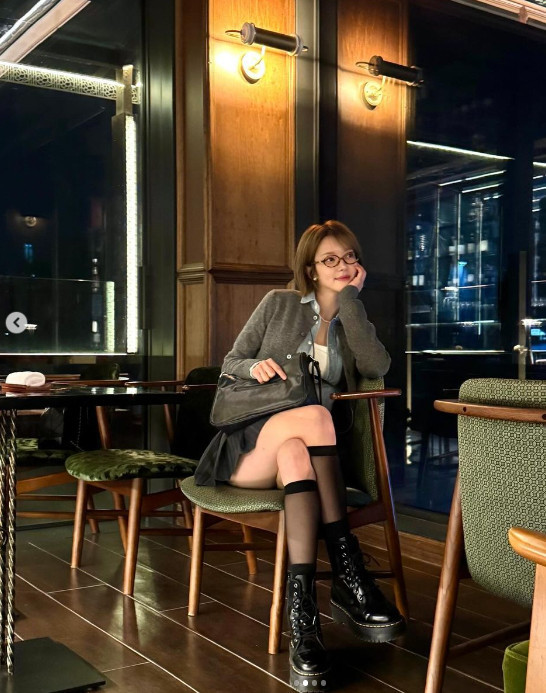 AOA 출신 초아, 치맛속 다 보이는 다리 꼬기‥너무 과감하잖아 - 손에 잡히는 뉴스 눈에 보이는 뉴스 - 뉴스엔