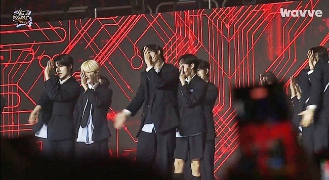 ‘프로젝트7’ 70人 KGMA 찢었다 강렬 첫인상 - 손에 잡히는 뉴스 눈에 보이는 뉴스 - 뉴스엔