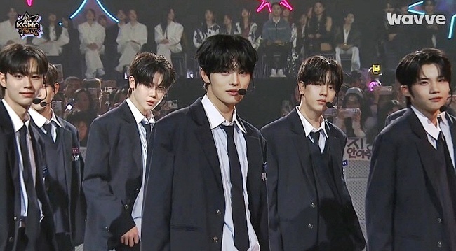 ‘프로젝트7’ 70人 KGMA 찢었다 강렬 첫인상 - 손에 잡히는 뉴스 눈에 보이는 뉴스 - 뉴스엔