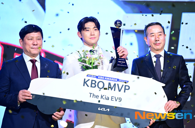 MVP 김도영, 부상은 EV9[포토엔HD] - 손에 잡히는 뉴스 눈에 보이는 뉴스 - 뉴스엔